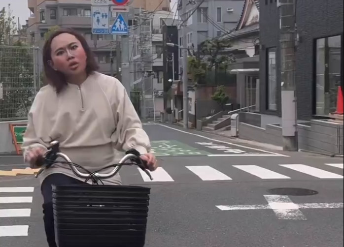 たすく、“ママチャリ逆走女性”のモノマネ動画を投稿 Youtubeニュース ユーチュラ